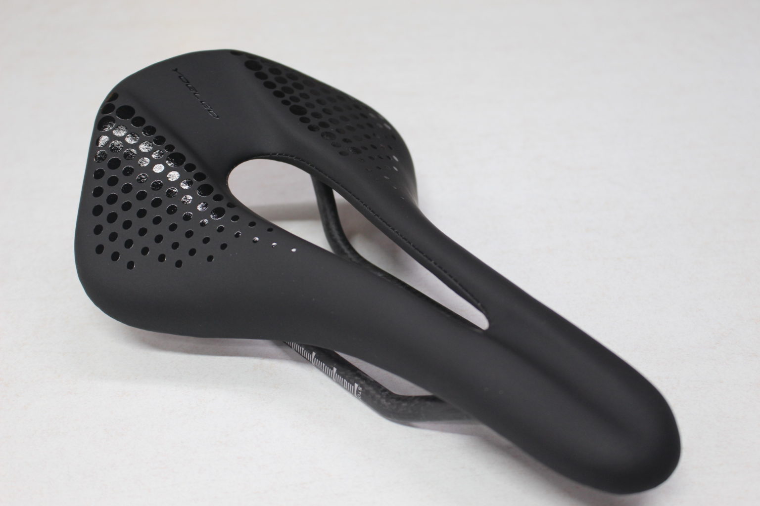 YOELEO CL MAX 超軽量カーボンサドル | サイクルストアファースト｜仙台のロードバイク・クロスバイク・MTB専門店